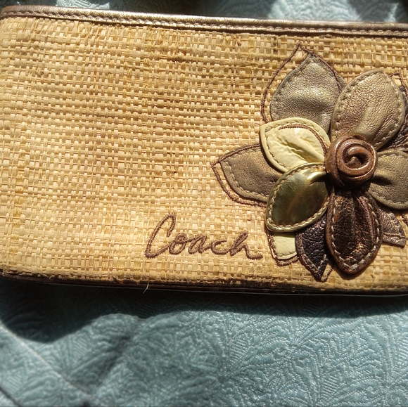 coaxh | Bags | Coach Wristlet Tan Straw With Flower And Front Logo Pink ...